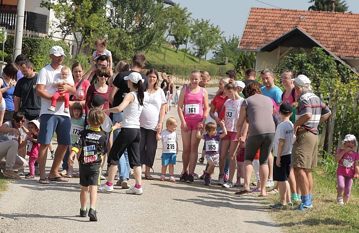 Mališani trčali kao veliki na “baby maratonu“ u Lančić - Knapiću