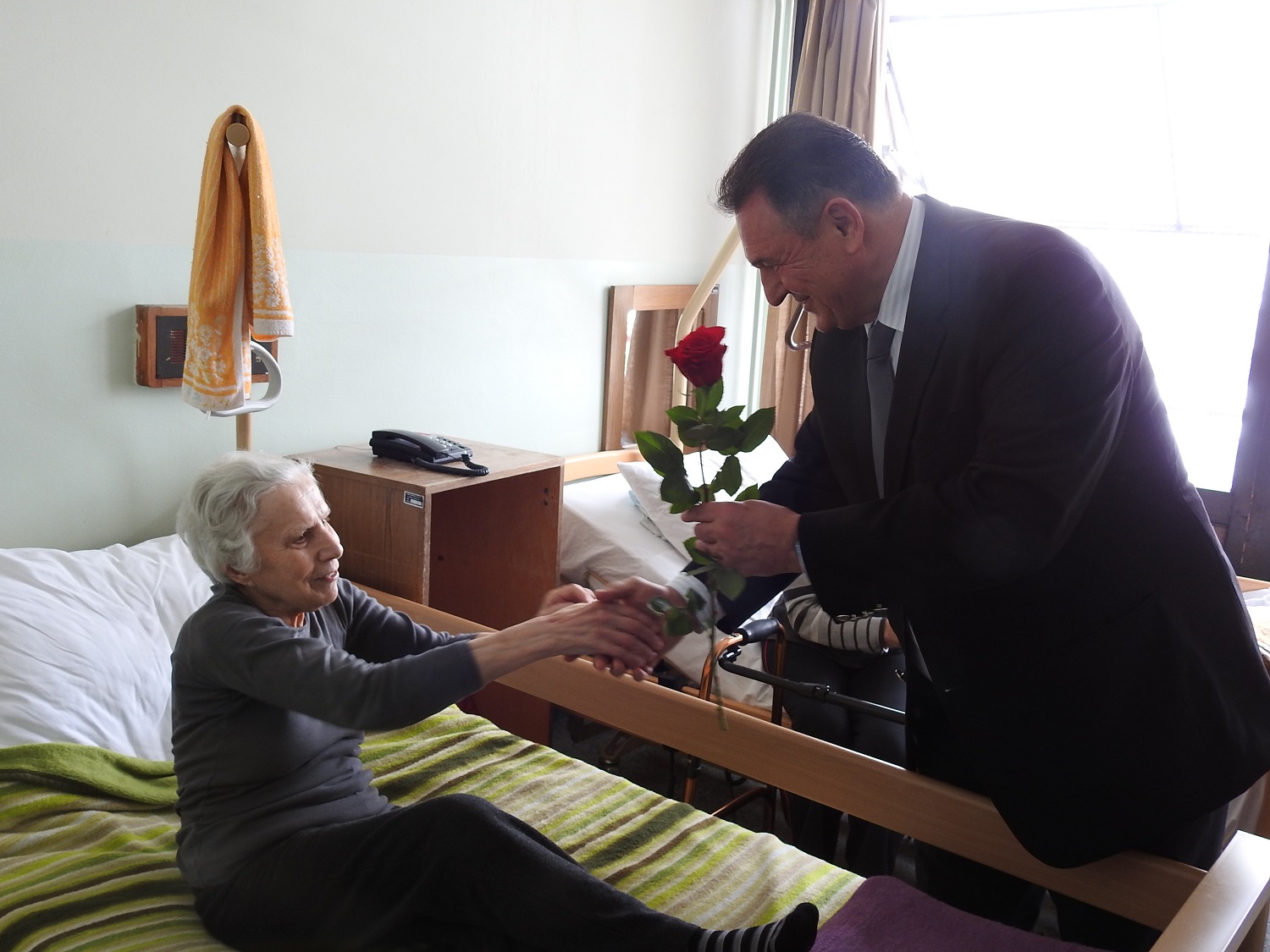 FOTO Dan žena u Domu za starije i nemoćne u društvu Čačića, koji je ženama podijelio ruže i ...