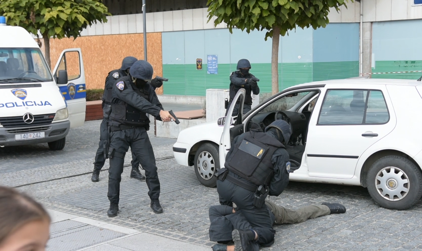 eTV| Interventna policija održala pokaznu vježbu - pogledajte kako je ...