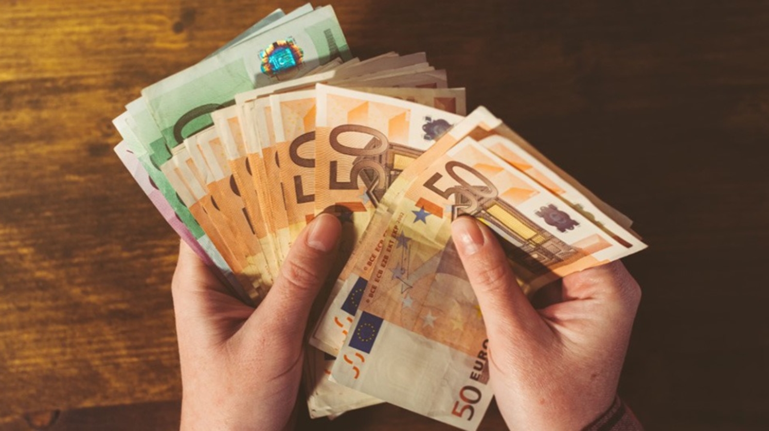 Iznos Pla e Uskoro e Biti Izra en U Kunama I Eurima A Prva Pla a U iznos-pla-e-uskoro-e-biti-izra-en-u-kunama-i-eurima-a-prva-pla-a-u